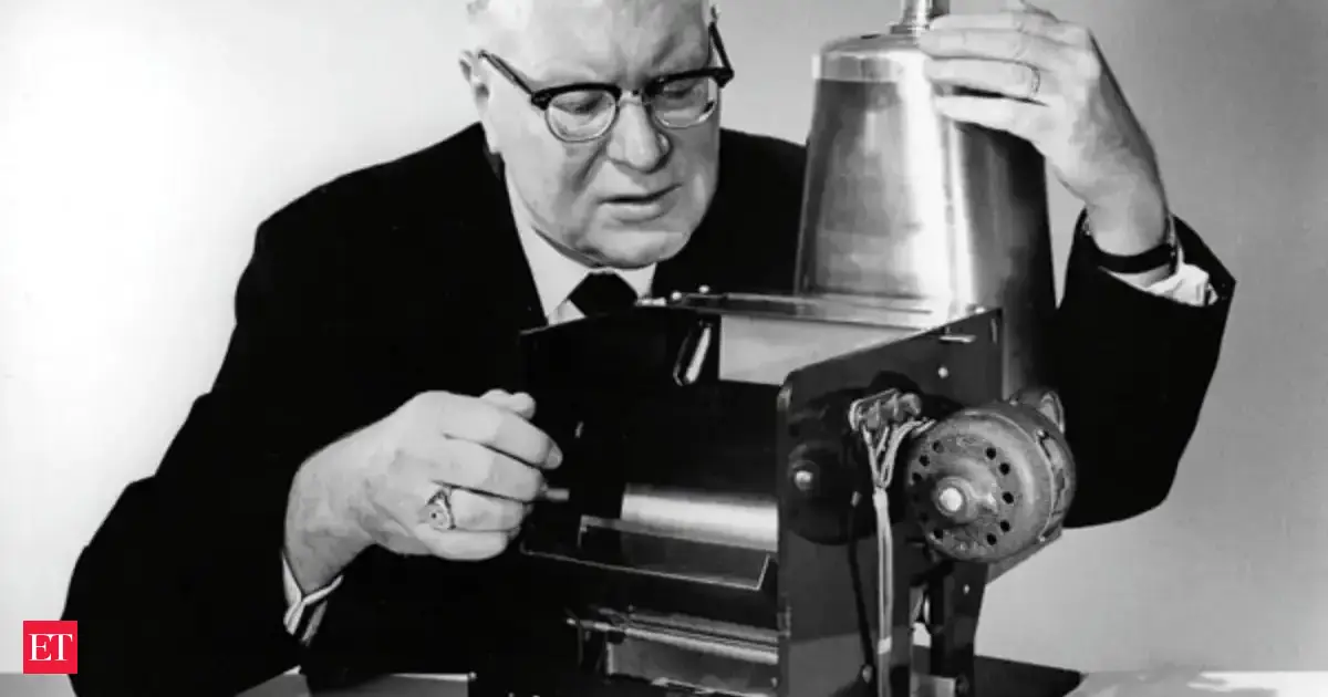 In 1938, a patent clerk rubbed sulfur onto a metal plate and copied a ...