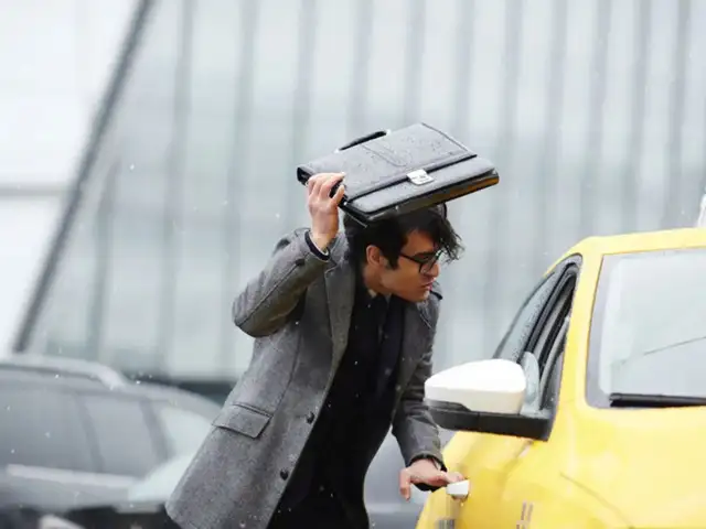 5 smart ways: How to stay dry in rain without an umbrella - Use ...