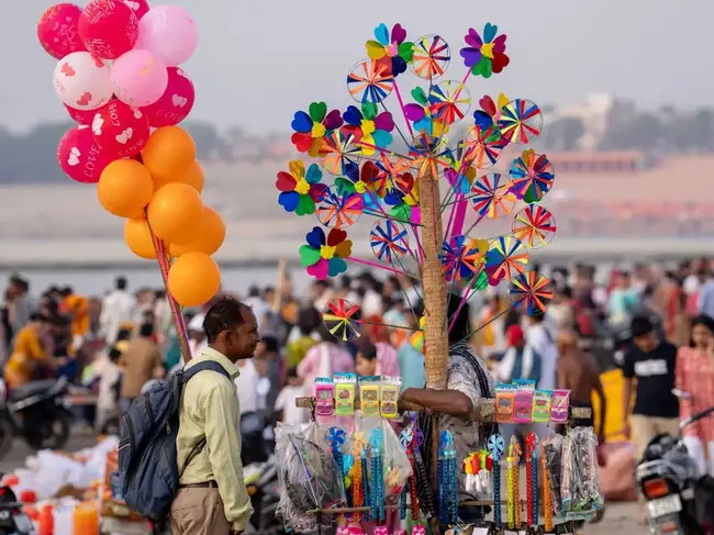 Street vendors earn more, go digital under PM-SVANidhi - The Economic Times