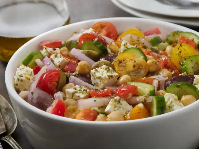 6 “no microwave needed” office lunch ideas - Mediterranean Chickpea ...