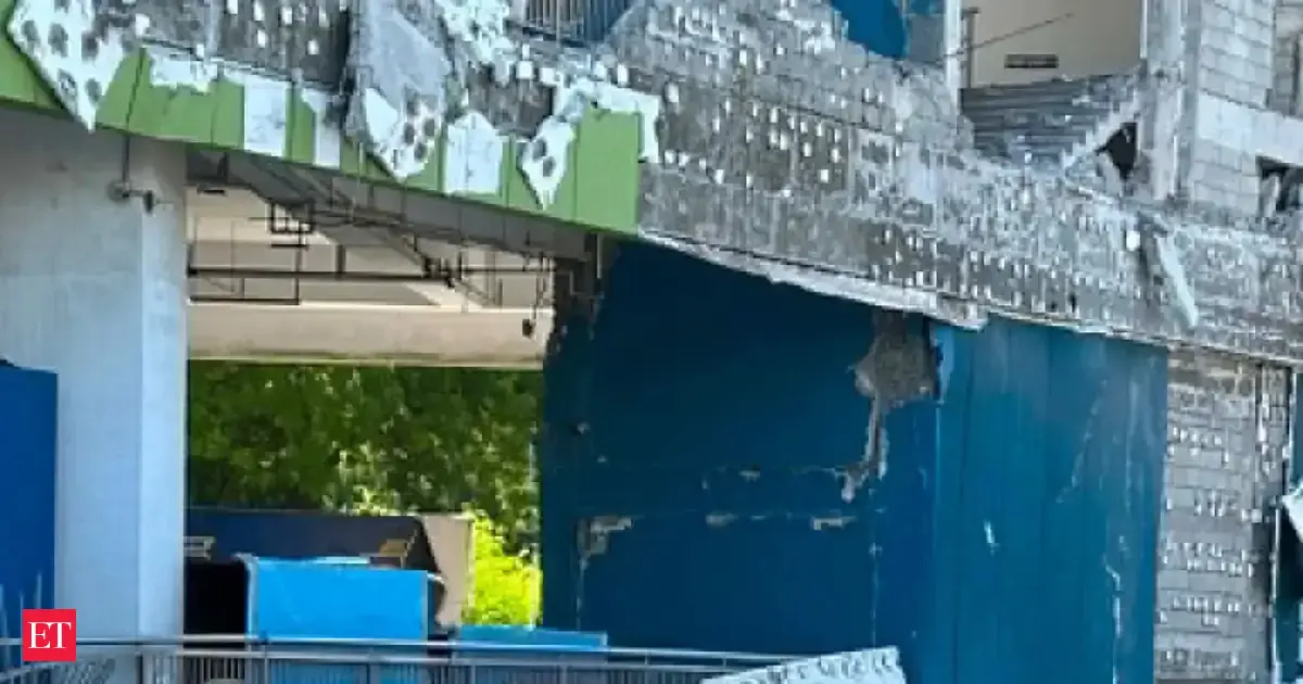 Philippines earthquake in videos: Watch buildings collapse, airport ...