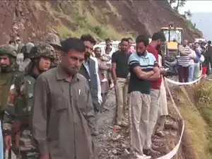 Hundreds of vehicles stranded due to massive landslide in Poonch ...