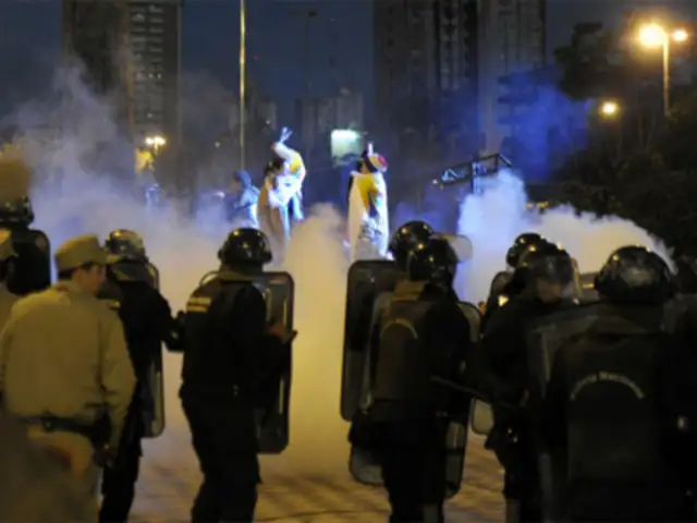 Riot Police officers in action in Paraguay - June 23, 2012 | The ...