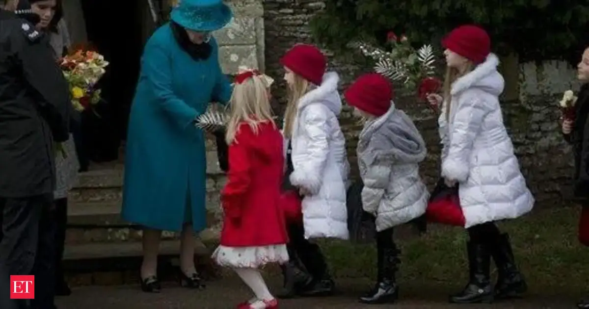 Queen Elizabeth delivers 1st Christmas message in 3D - The Economic Times