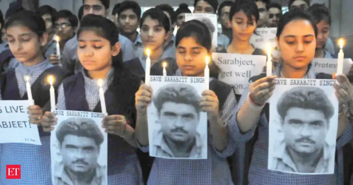 Sushilkumar Shinde meets Sarabjit's family, says govt trying to get ...