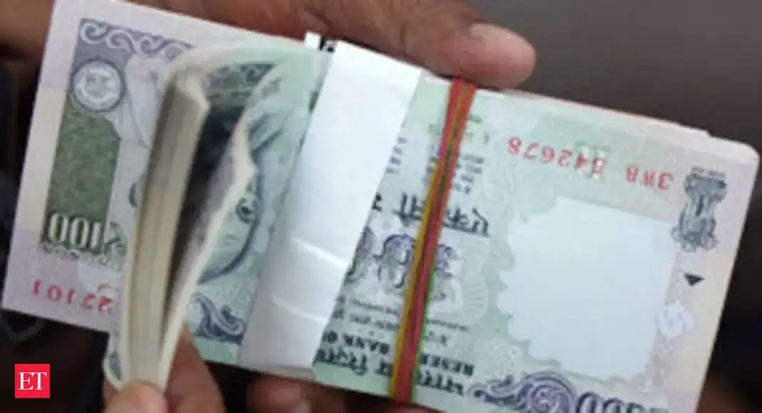 Rupee closes at 67.63 against dollar: Experts' views - The Economic ...