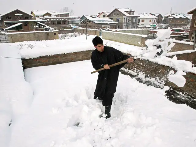 Kashmir Valley cut off after heavy snowfall - Kashmir Valley cut off ...