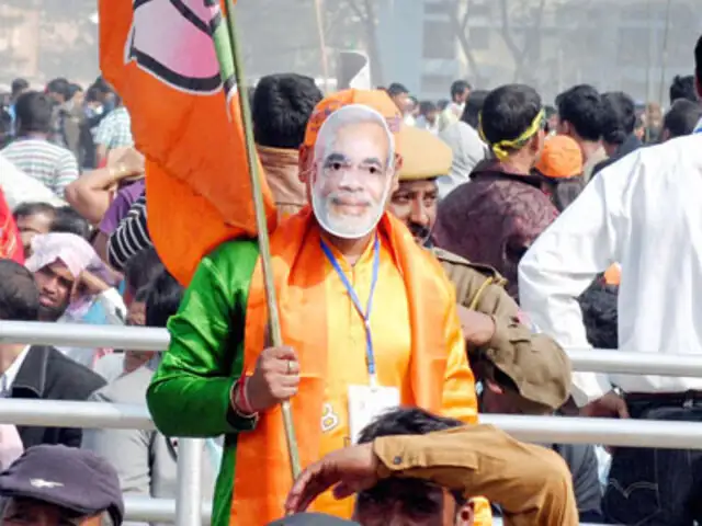 Narendra Modi waves during Kerala Pulaya Maha Sabha in Kochi - February ...