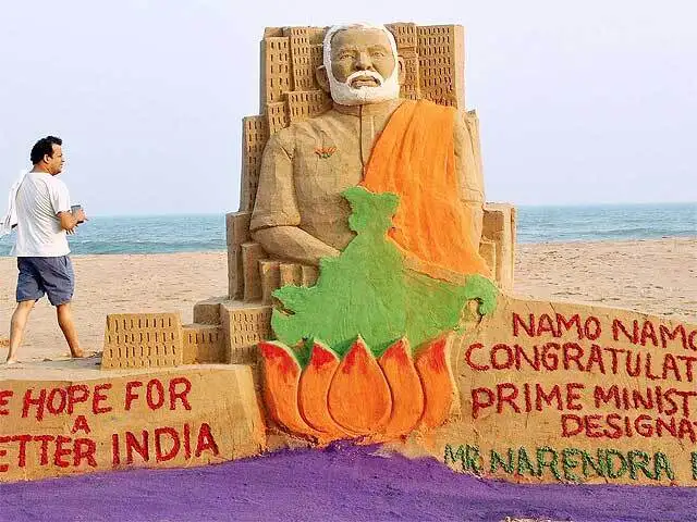 May 17, 2014 - Narendra Modi at Ganga Aarti in Varanasi | The Economic ...