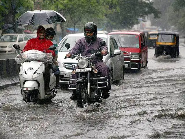 Traffic jam due to waterlogging - Heavy rains paralyse life in Mumbai ...