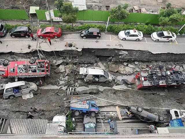 Soldiers digging for survivors - Multiple gas explosions hit Taiwan ...