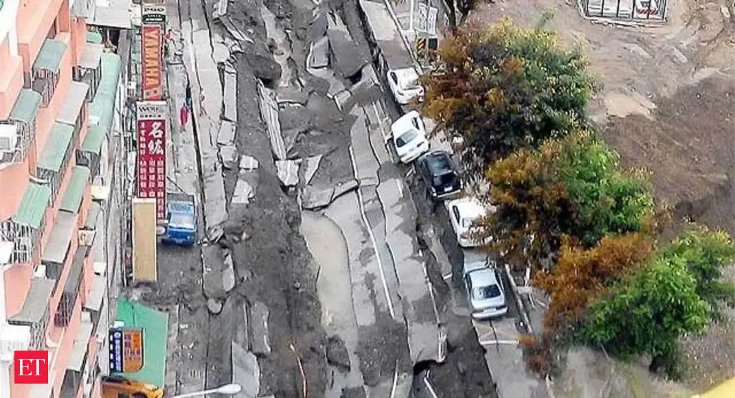 Soldiers digging for survivors - Multiple gas explosions hit Taiwan ...