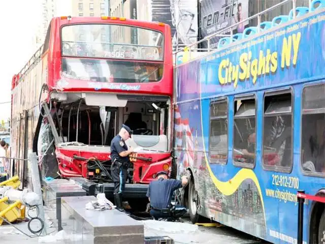 Topview: The crash scene - Two double-decker buses crash in NYC | The ...