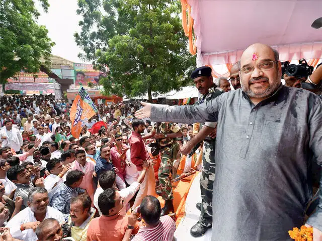 Amit Shah is presented with a memento - August 19, 2014 | The Economic Times