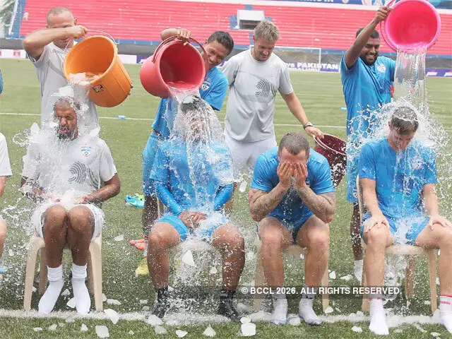 Bill Gates recorded himself taking icewater to the head - About the ALS ...