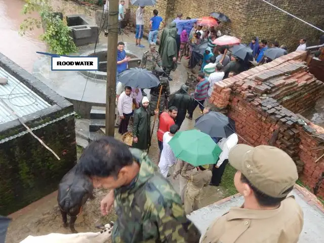 Rescue team boarding a Indian air force helicopter - J&K floods: Rescue ...