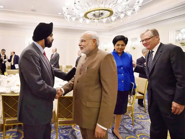 Modi shakes hands with Indra Nooyi - PM Modi's breakfast meeting with ...