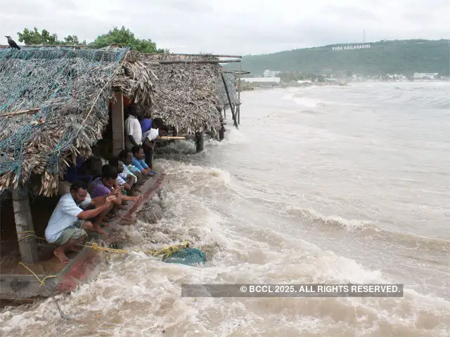 Cyclone Hudhud approaches - Latest images: Cyclone Hudhud approaches ...