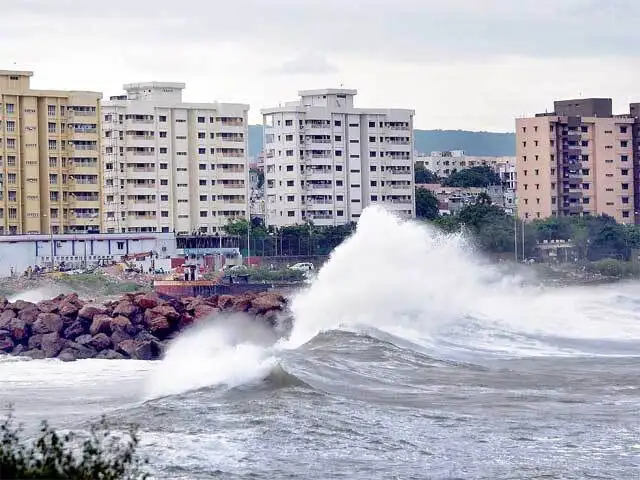 Latest images: Cyclone Hudhud approaches India - Hudhud cyclone causes ...