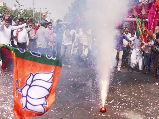 BJP supporters celebrates Devendra Fadnavis victory - BJP celebrates ...