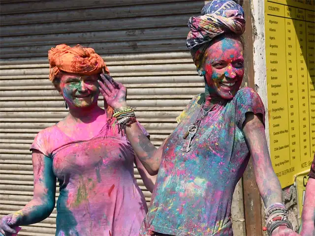 Splendid pics of Holi celebrations - Splendid images: People celebrate ...