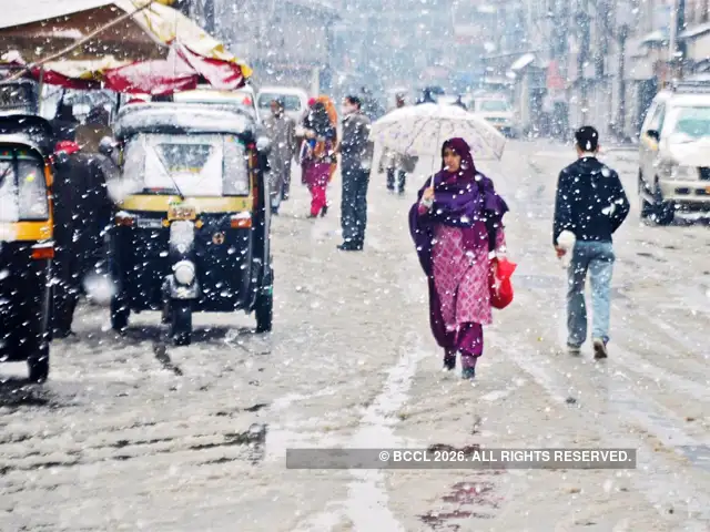 Splendid images: Heavy snowfall in Kashmir valley - Heavy snowfall in ...