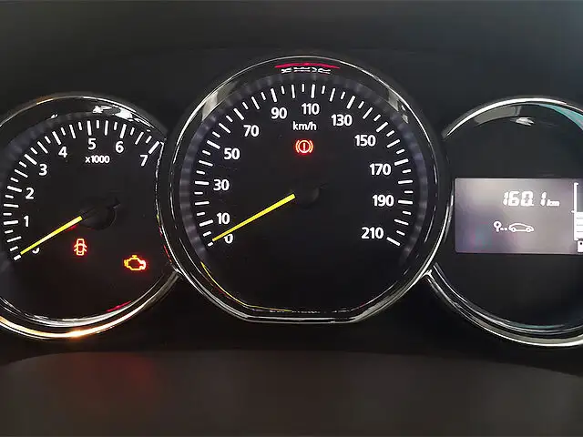Dual tone dashboard - Renault Lodgy RxZ diesel (110 PS) – First drive ...