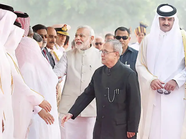 PM Modi shakes hands with Emir of the State of Qatar - March 25, 2015 | The Economic Times