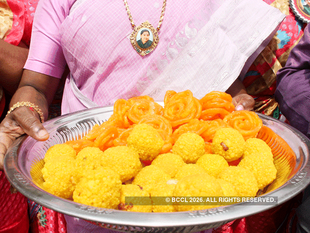 Distributing sweets to celebrate Amma's return - Jayalalitha given ...