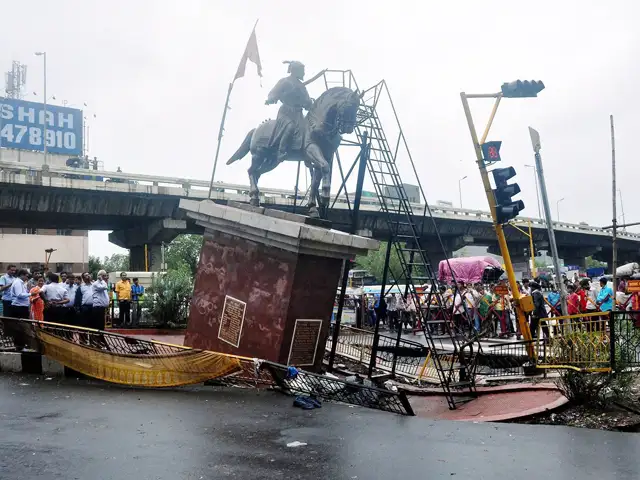 Broken platform of Shivaji's statue - Heavy rains in Gujarat, thousands ...