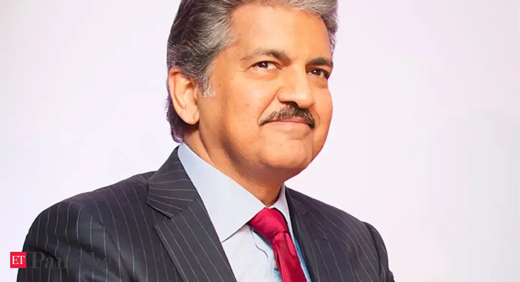 Anand Mahindra turns waiter - The Economic Times