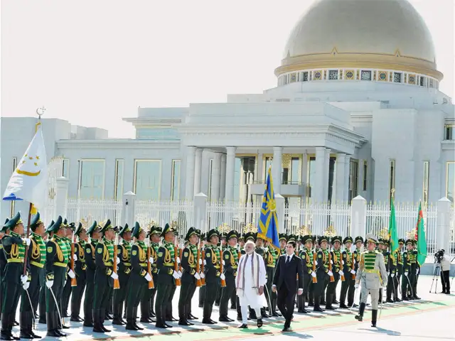 PM Modi unveiling a bust of Mahatma Gandhi - PM Narendra Modi's trip to ...