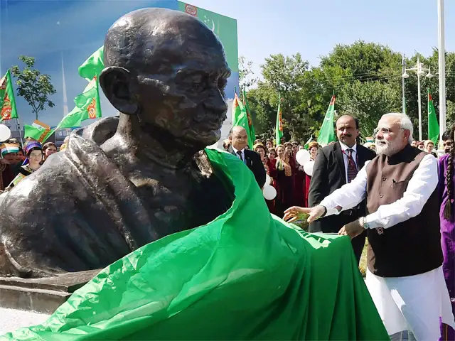 PM Modi unveiling a bust of Mahatma Gandhi - PM Narendra Modi's trip to ...