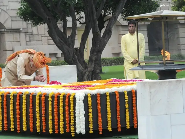 Pm Modi Saluting After Unfurling The Tricolour Glag India Celebrates