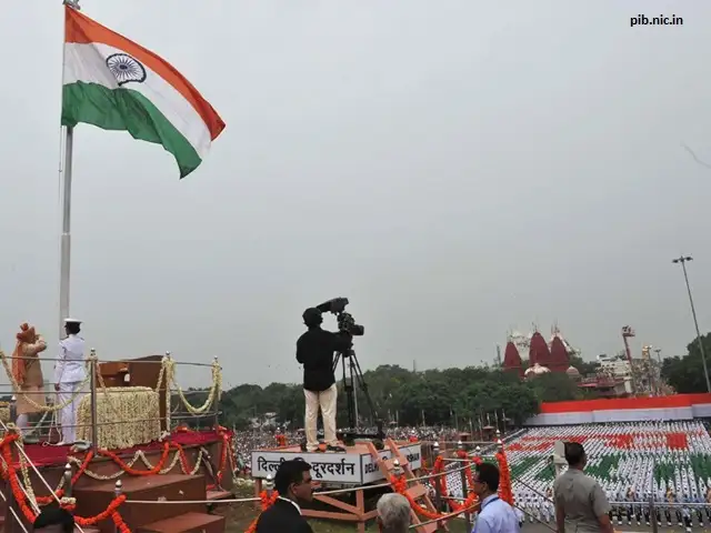 PM Modi saluting after unfurling the Tricolour glag - India celebrates ...