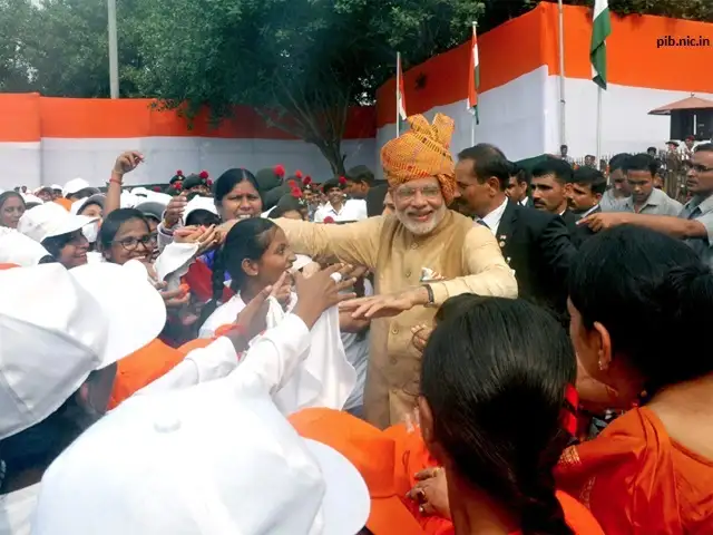 Pm Modi Saluting After Unfurling The Tricolour Glag India Celebrates