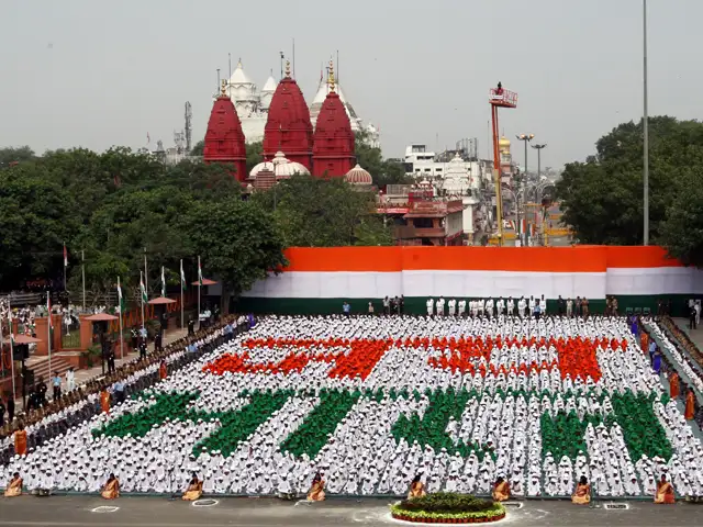 Pm Modi Saluting After Unfurling The Tricolour Glag India Celebrates