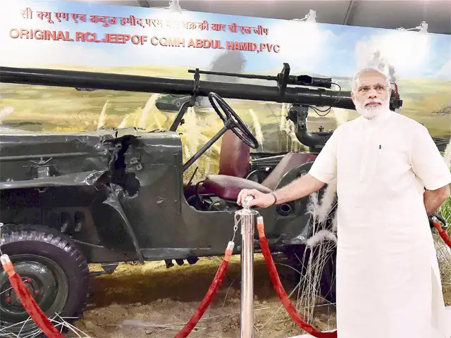 PM Modi writes his remarks in the visitors book - PM Narendra Modi ...