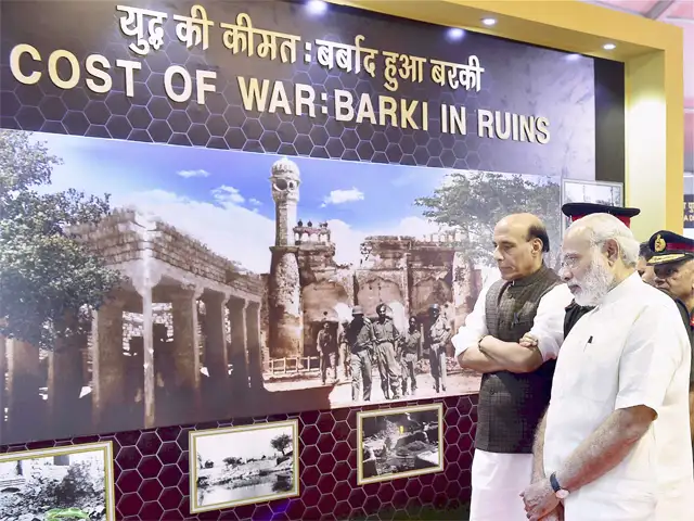 PM Modi with army armoured corps - PM Narendra Modi visits exhibition ...