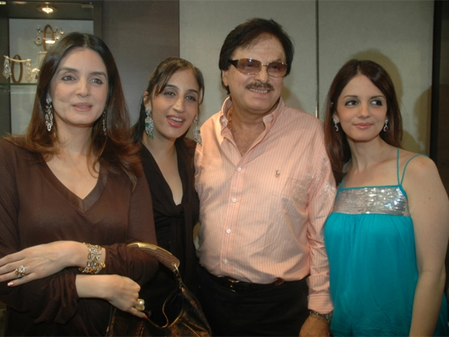 How sisters Simone Arora, Farah Khan Ali and Sussanne Khan avoid ...