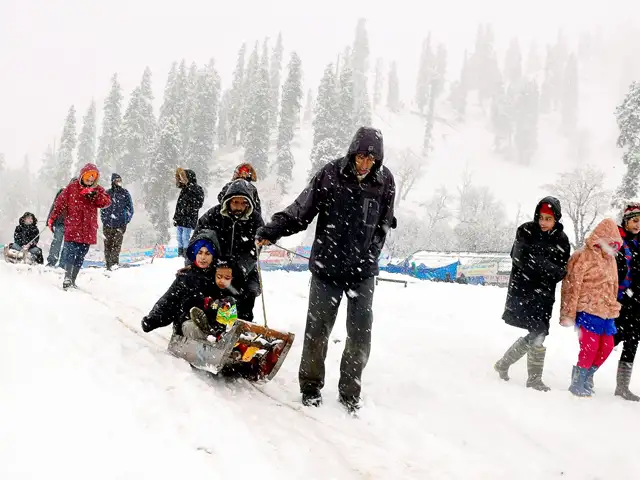 Snowfall in Shopian - Stunning pics: Winter arrives early in Kashmir ...