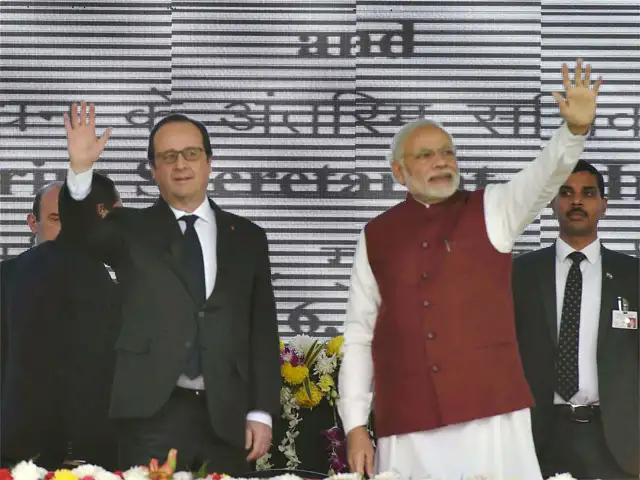 Pranab Mukherjee shakes hands with Francois Hollande - French President ...