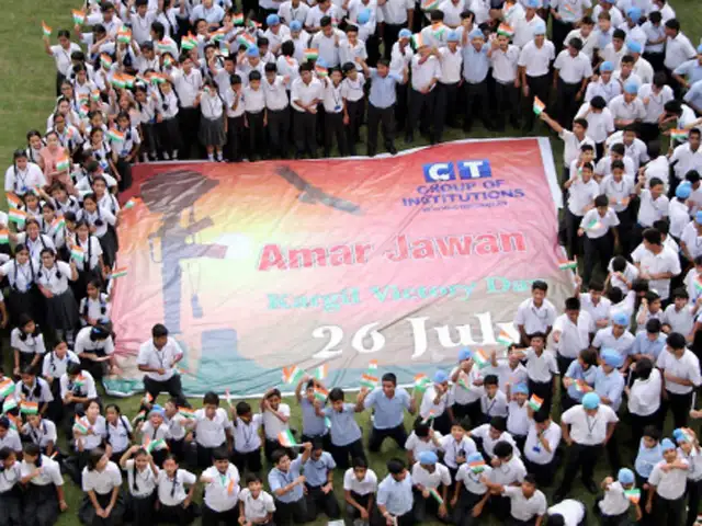 India salutes its brave men - India pays homage to Kargil martyrs on ...