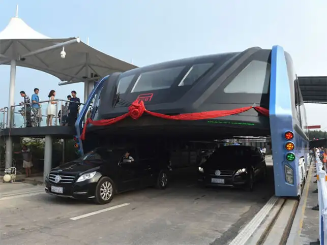 China tests straddle bus which allows cars to pass beneath - The ...