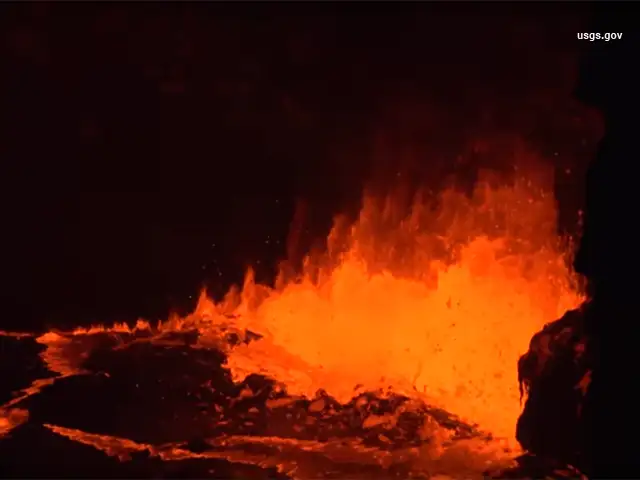 Puu Oo eruption - Gurgling lava splashes up Hawaii volcano walls | The ...
