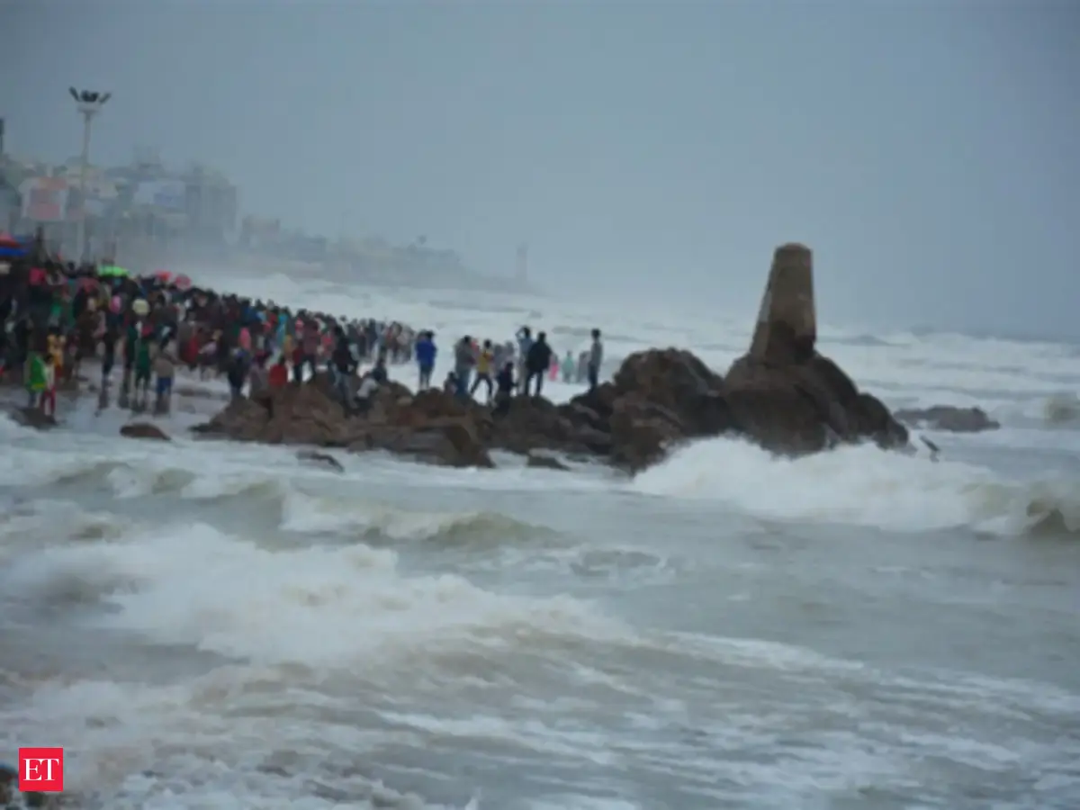 Cyclone Vardah brings rain to Chennai, to make landfall - The Economic ...