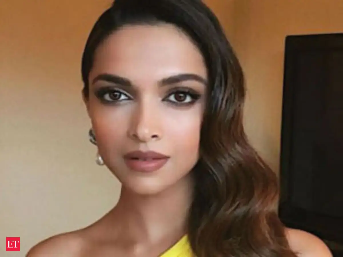 Deepika goes canary yellow at Golden Globes Awards 2017 - The Economic ...