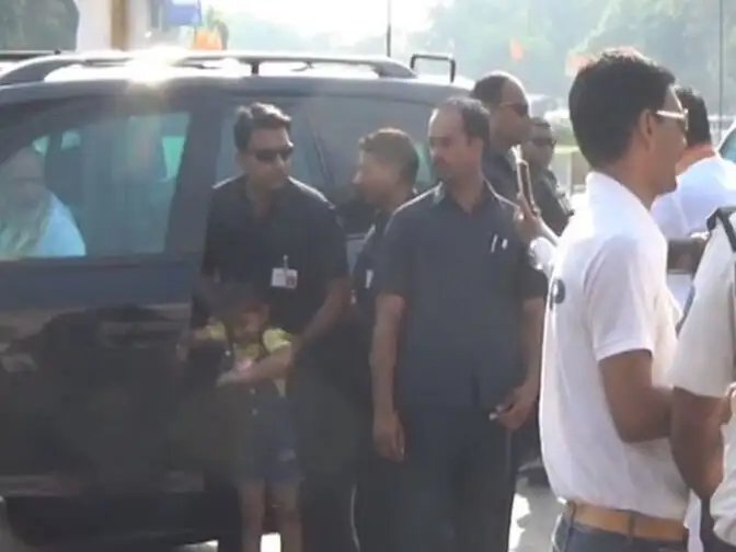 Modi: PM Narendra Modi breaks protocol to hug a 4-year-old girl in ...