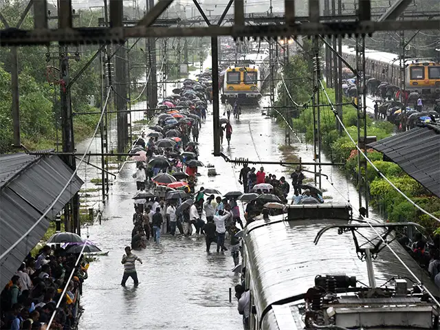 Chaos everywhere - Mumbai mayhem captured in 10 pictures | The Economic ...