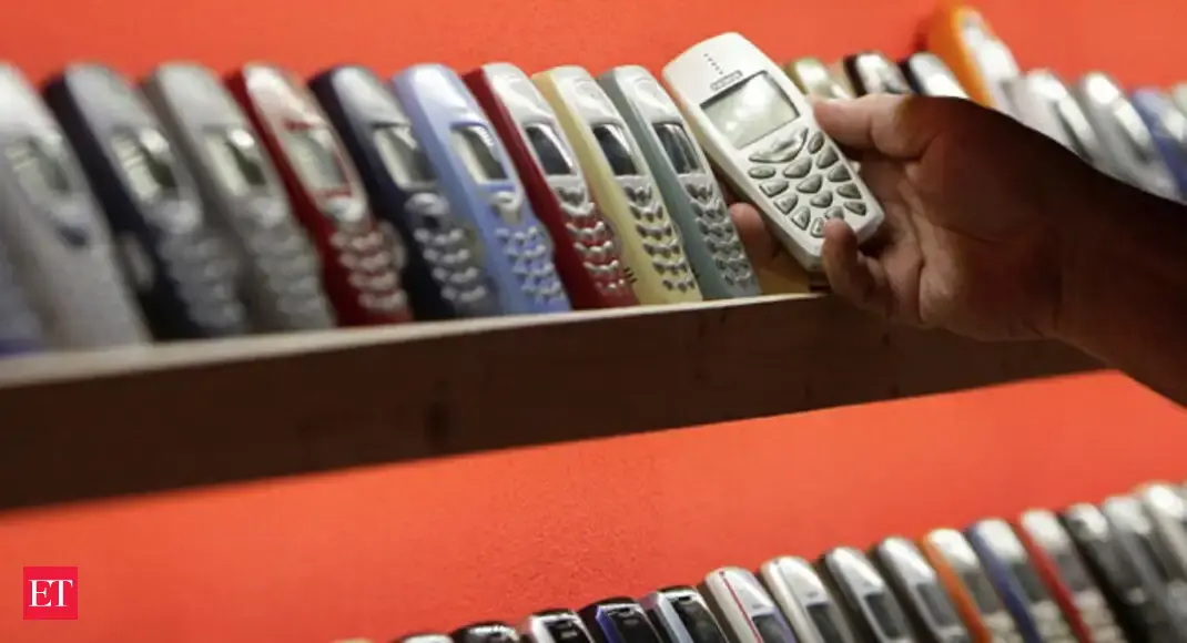 No smartphones! Vintage mobile phone museum opens in Slovakia - old ...